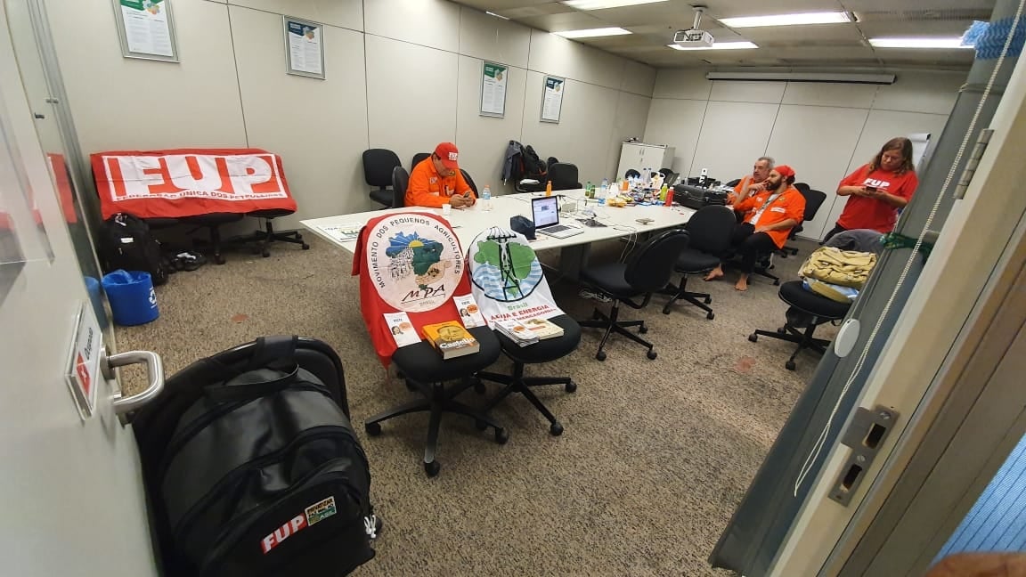 Petroleiros estão há 4 dias sem comida dentro da sede da Petrobrás ... Petroleiros estão há 4 dias sem comida dentro da sede da Petrobrás ...